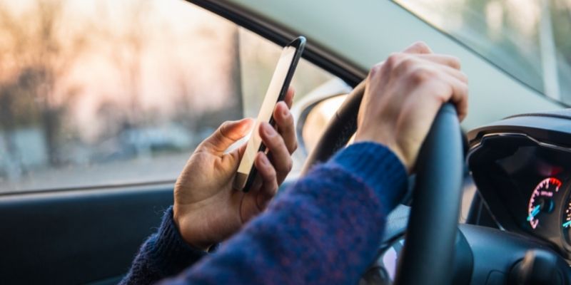 Smartphones in cars the uk law on using phones and sat navs when ...
